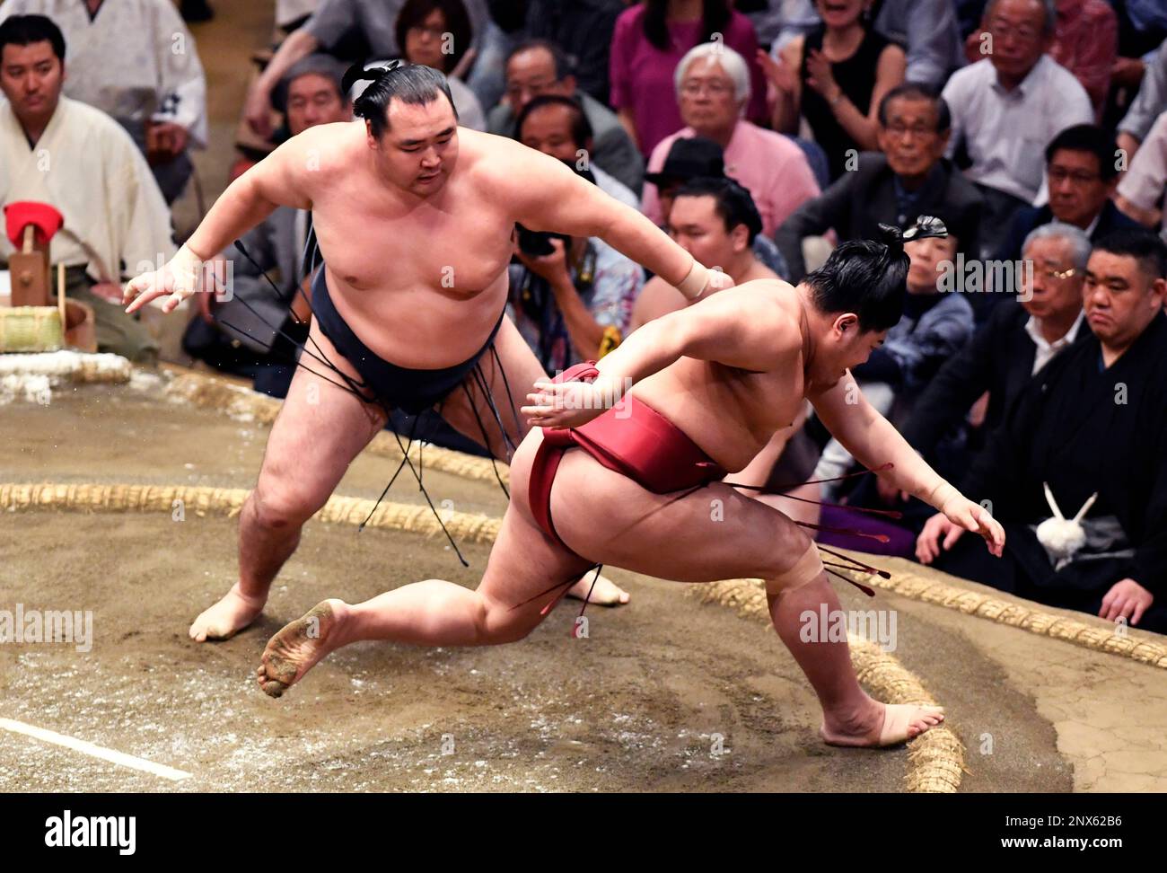 Mongolian Yokozuna Hanho (L) beats Japanese No.2 maegashira Abi during ...
