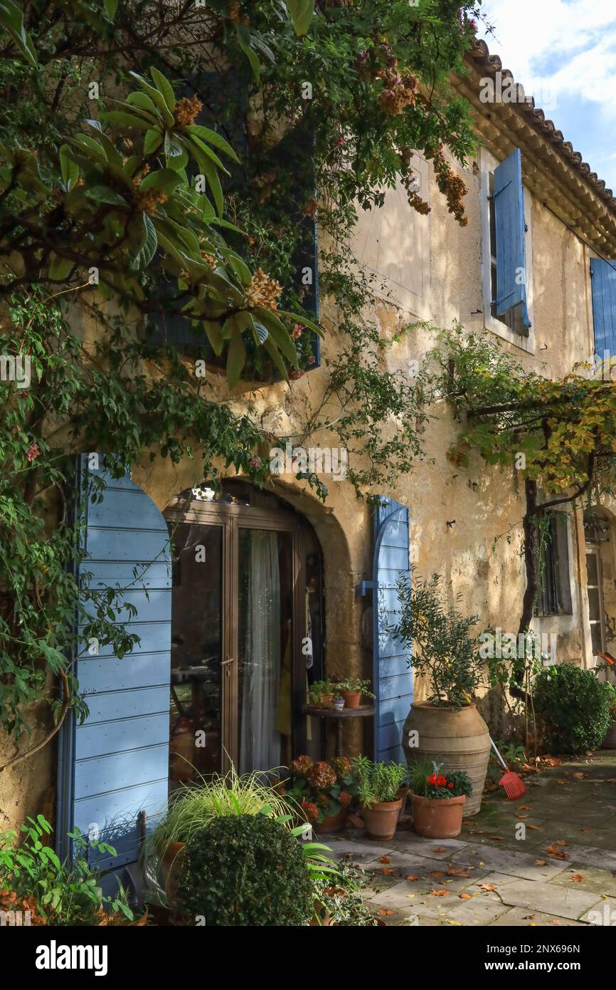 Provencal mas (farmhouse Stock Photo - Alamy