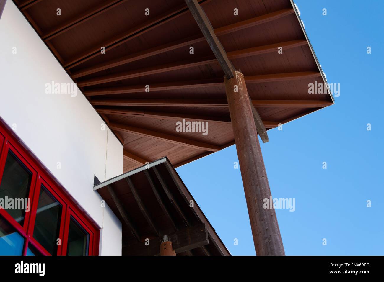 Red window frames hi-res stock photography and images - Alamy