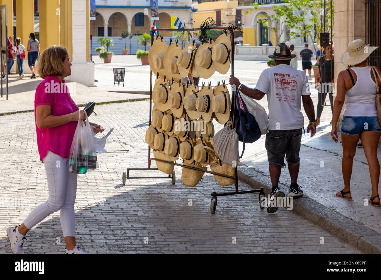 Selling straw hats hi-res stock photography and images - Alamy