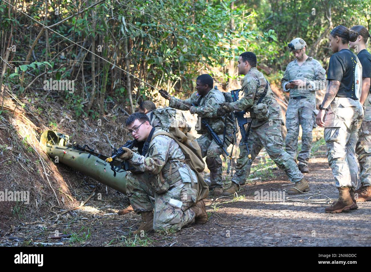 U.S Army Soldiers with 25th Infantry Division use a rope and pully ...