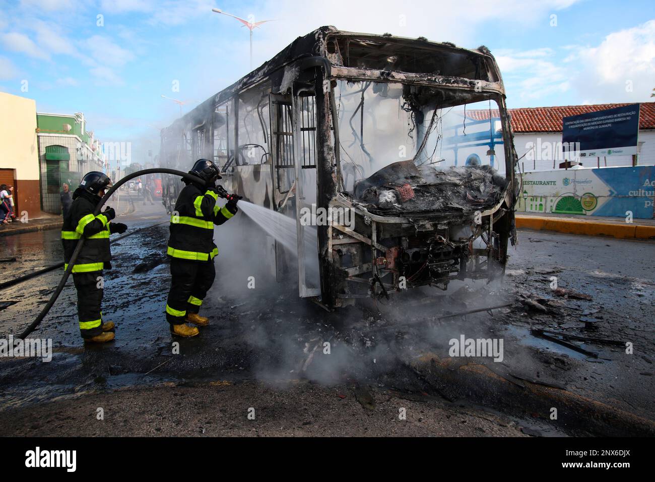 PE - Olinda - 05/13/2018 - Bus fires in Olinda. - City bus and the Rio ...