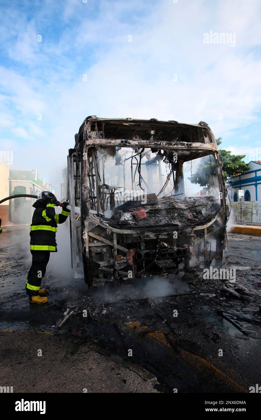 PE - Olinda - 05/13/2018 - Bus fires in Olinda. - City bus and the Rio ...