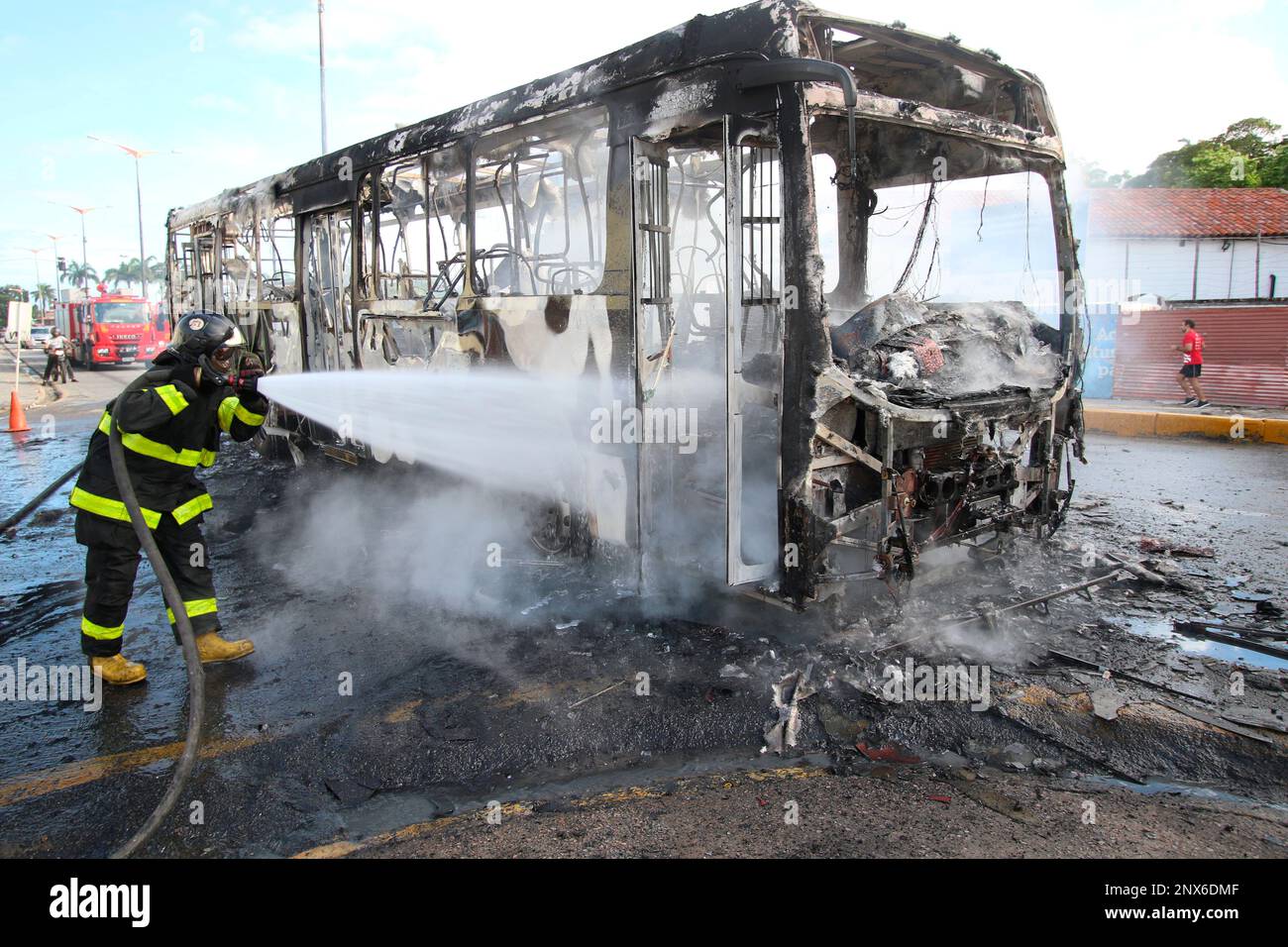 PE - Olinda - 05/13/2018 - Bus fires in Olinda. - City bus and the Rio ...