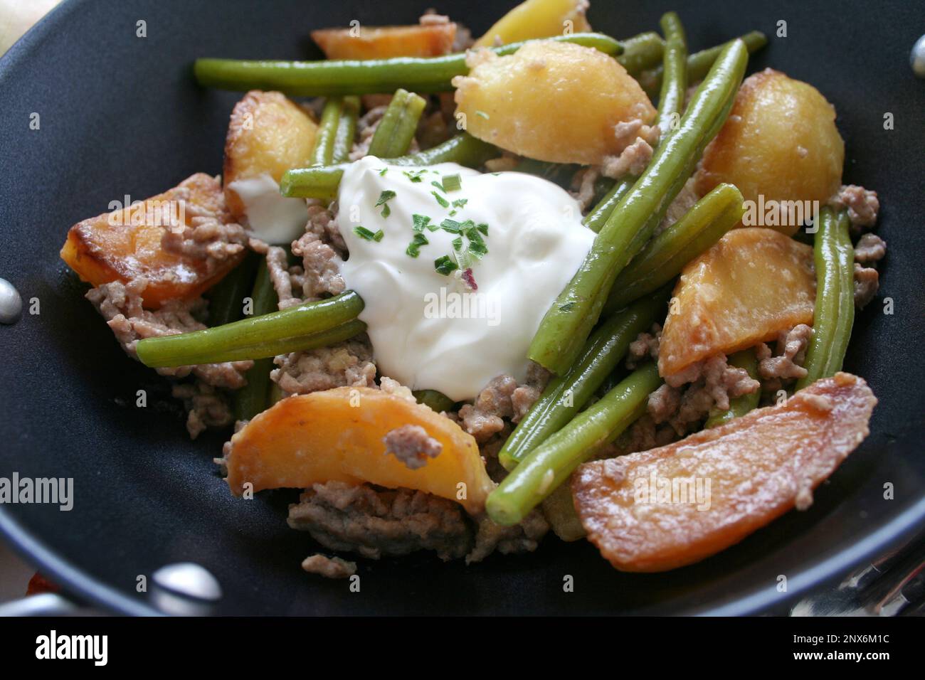 Snap pan hi-res stock photography and images - Alamy