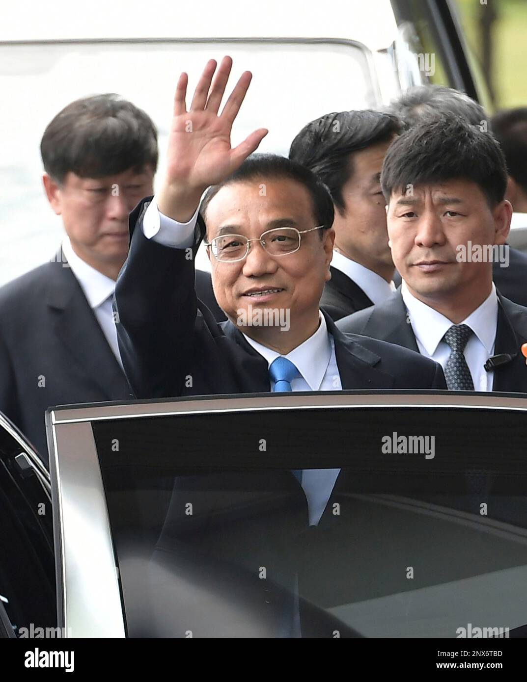 Chinese Premier Li Keqiang waves his hand to Hokkaido Toyota's workers ...