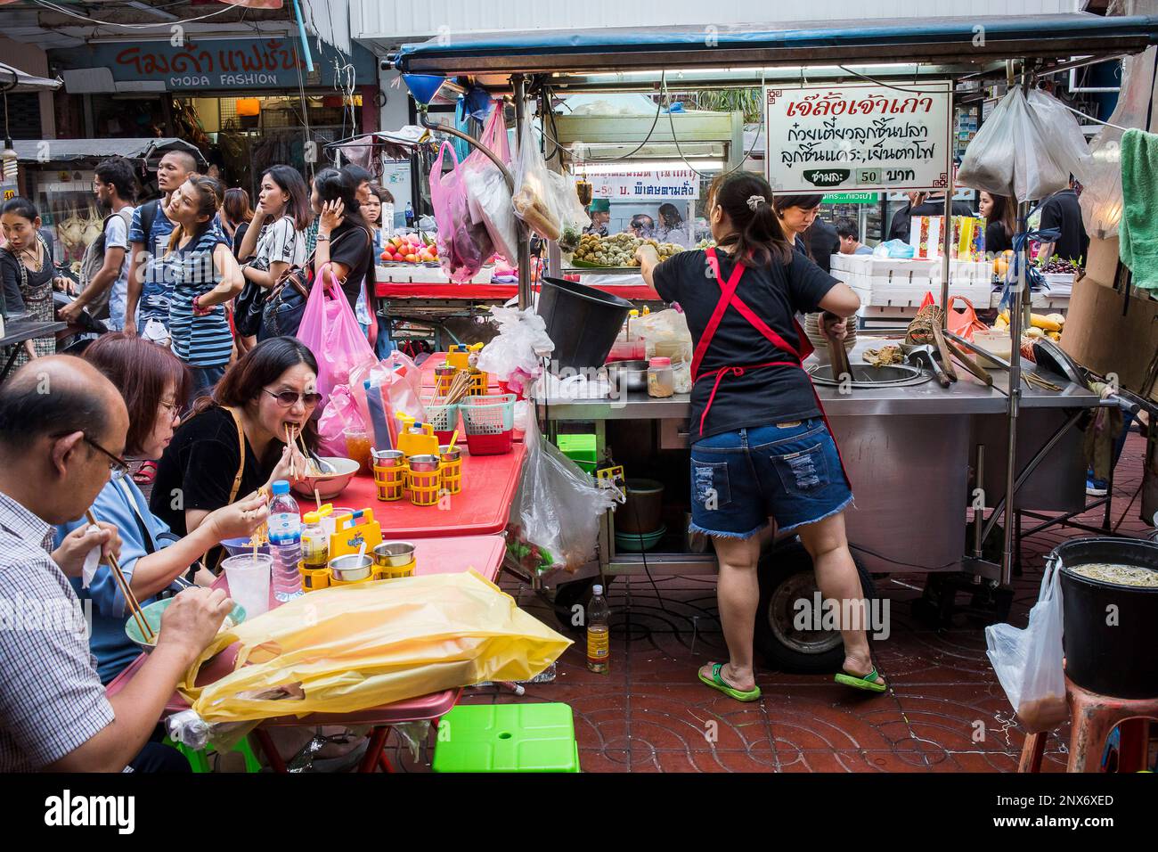 Noodle stand, Street food market, at Itsara nuphap, Chinatown, Bangkok ...