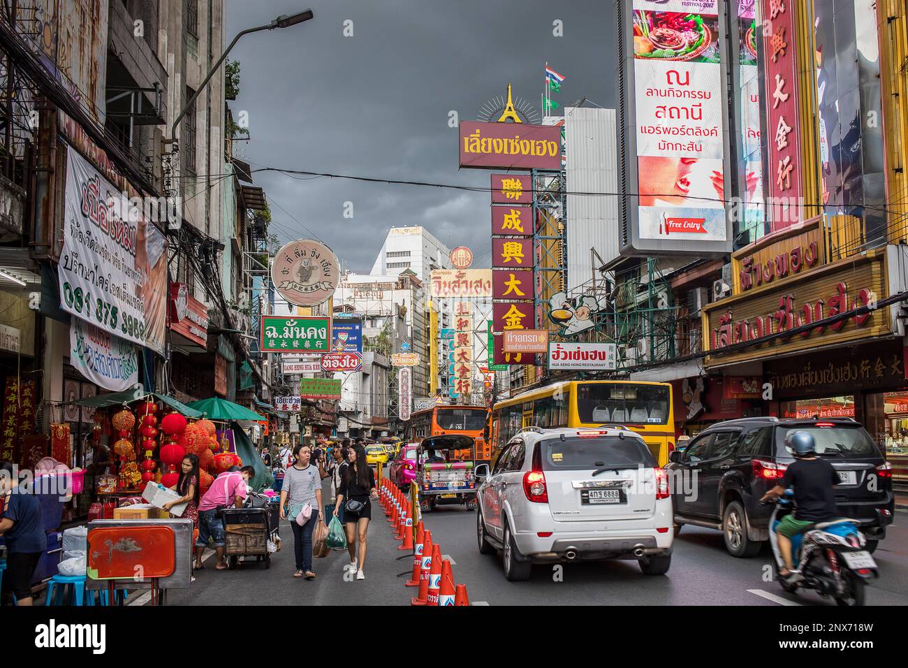 Yaowarat Road, Chinatown, Bangkok, Thailand Stock Photo - Alamy