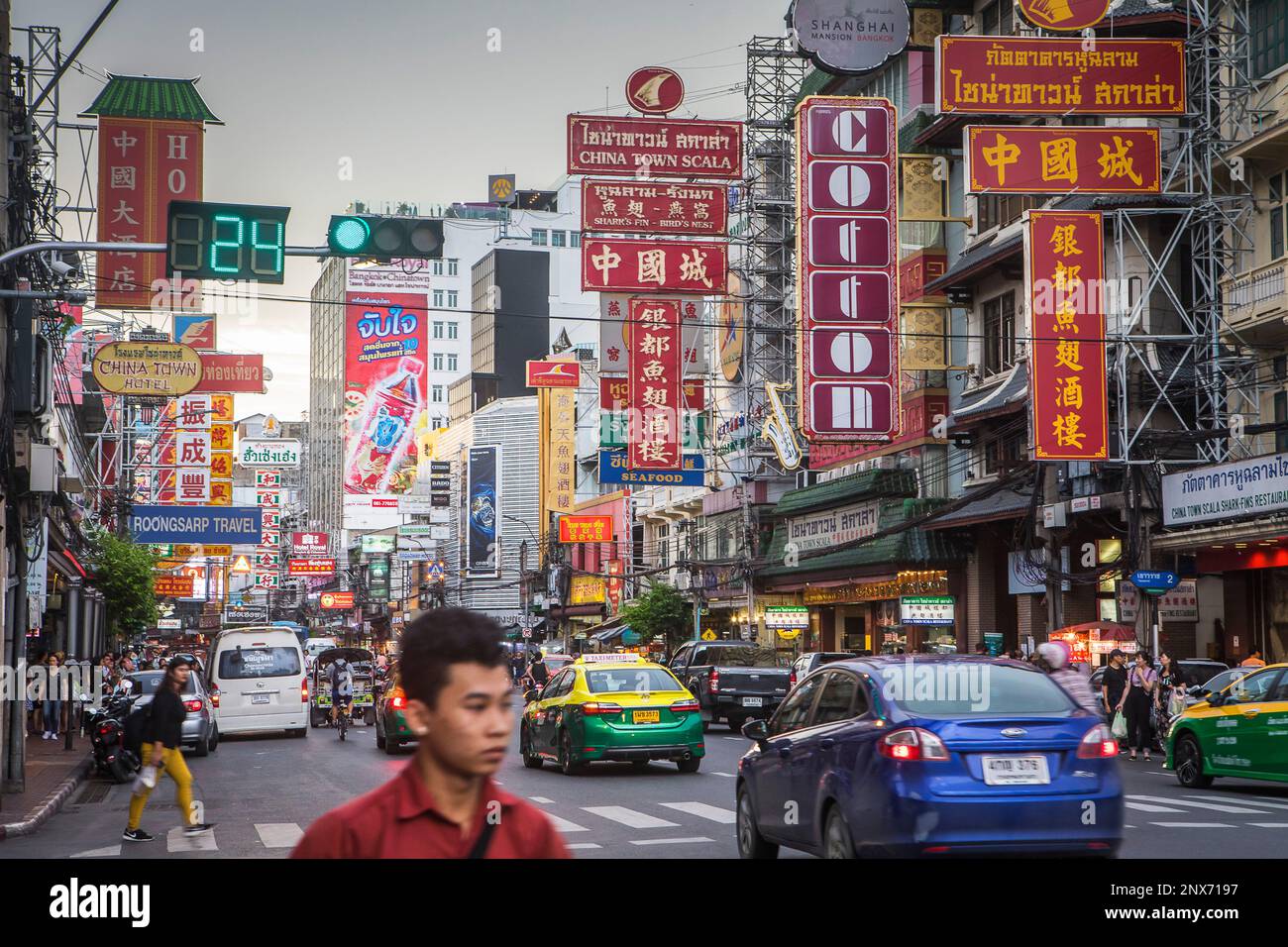 Yaowarat rd bangkok hi-res stock photography and images - Alamy