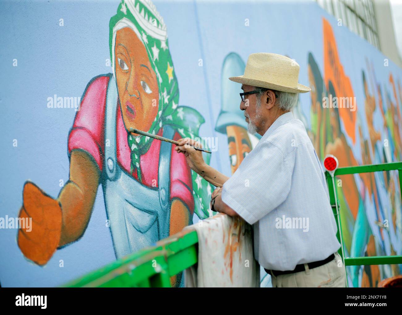 In this Friday, May 4, 2018 photo, Leo Tanguma adds highlights to a ...