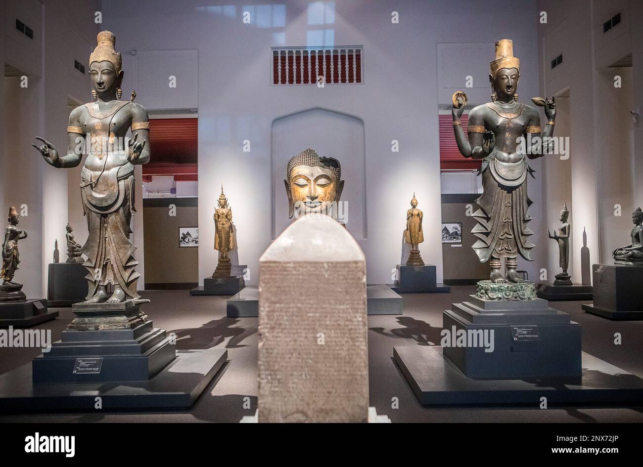 visitor, tourist, statue, sculpture,The National Museum,Exhibition Hall ...