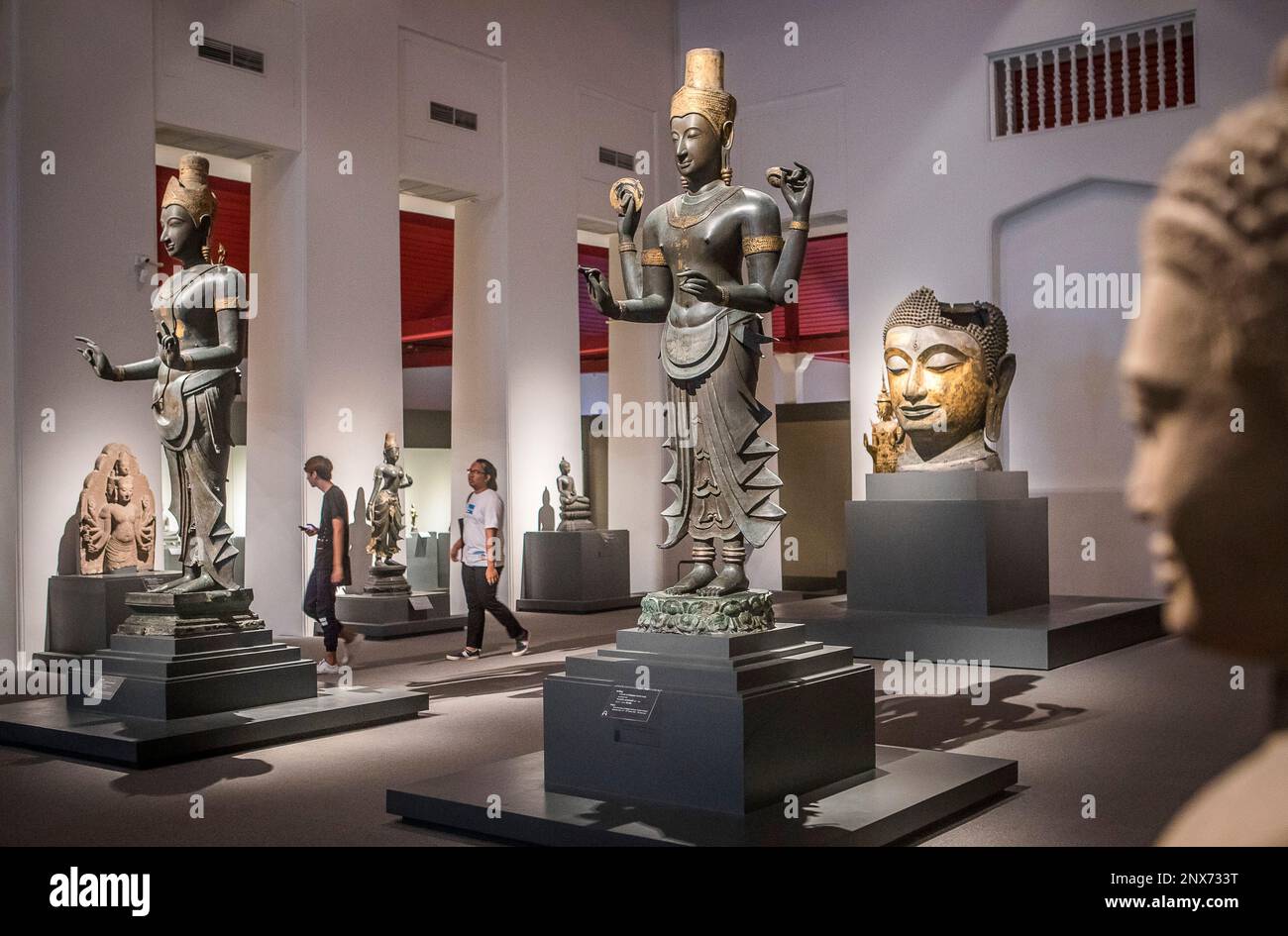 visitor, tourist, statue, sculpture,The National Museum, Exhibition ...