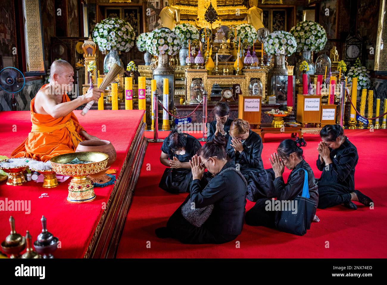 Monk blessing women, in Wat Arun (Temple of Dawn), also called Wat ...