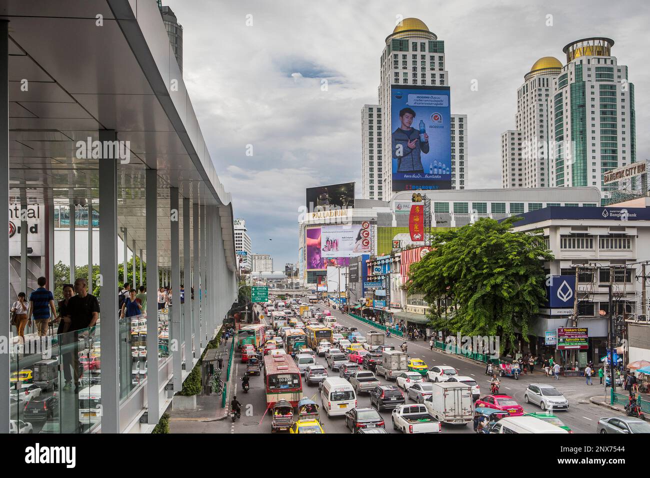 Bangkok traffic on ratchadamri road hi-res stock photography and images ...