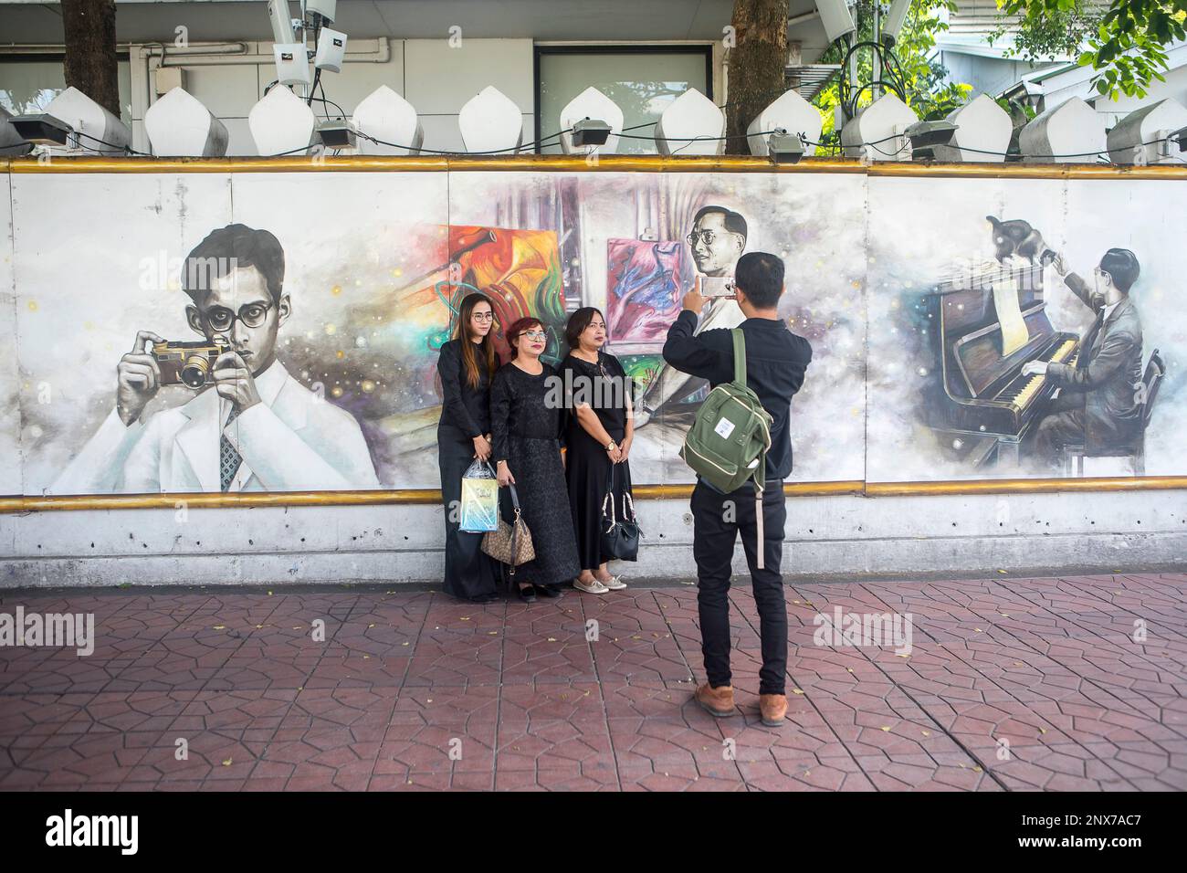 tourists, Mural of the King on the walls of Silpakorn University ...