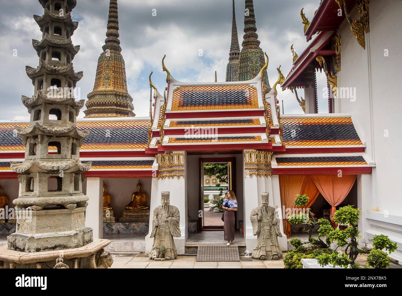 Courtyard, in Wat Pho (Wat Po), Temple of the Reclining Buddha, Bangkok ...