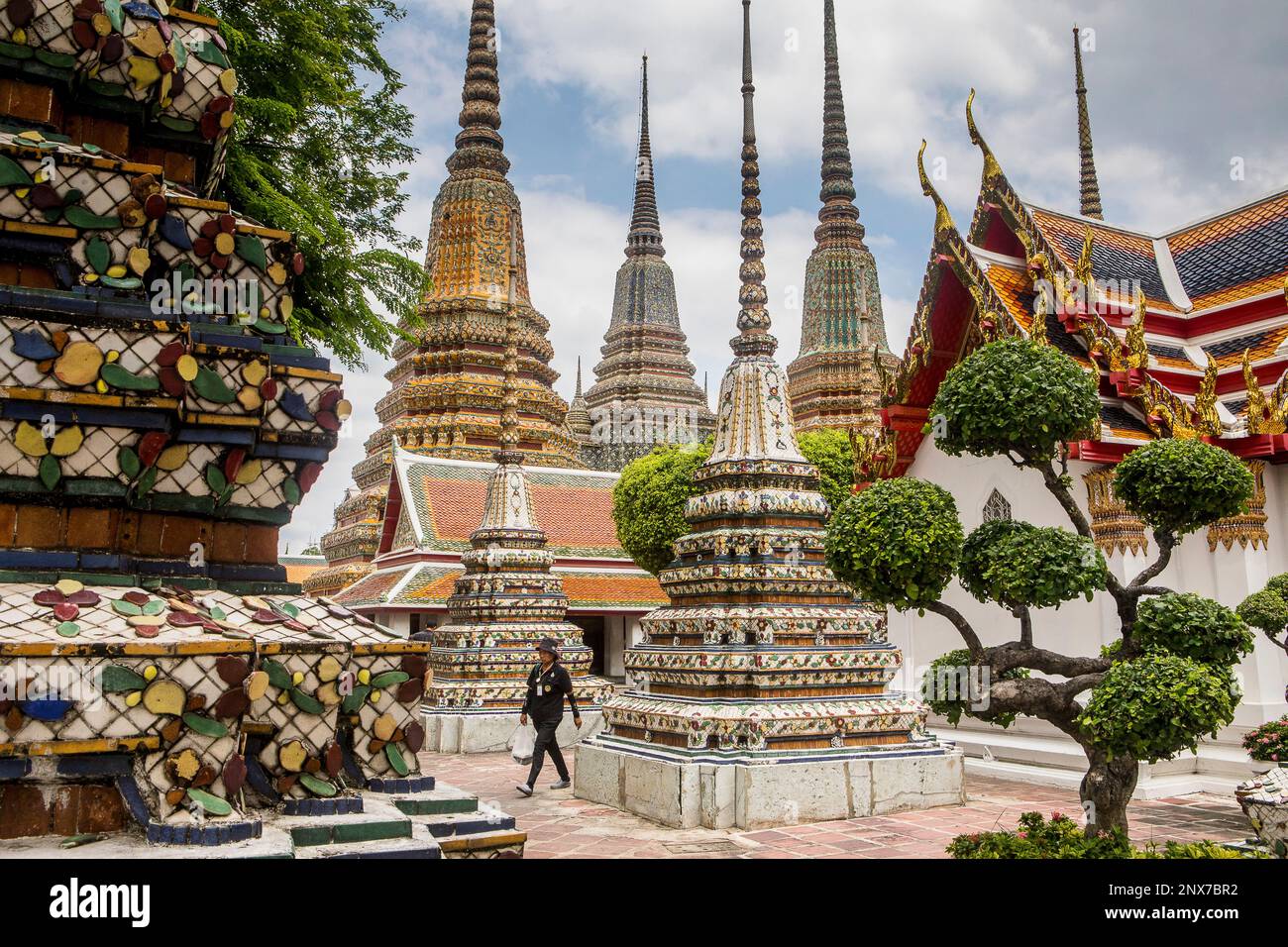 Chedi (stupas), Wat Pho (Wat Po), Temple of the Reclining Buddha ...
