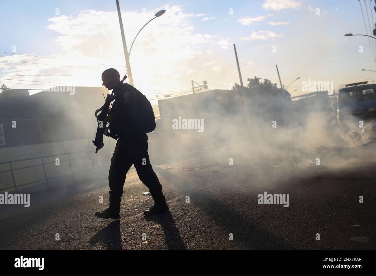 RJ - Rio de Janeiro - 03/05/2018 - The police officer in the City of ...