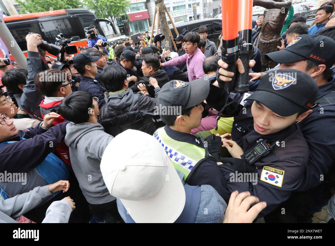 A clash takes place between police and members of civic activist in ...