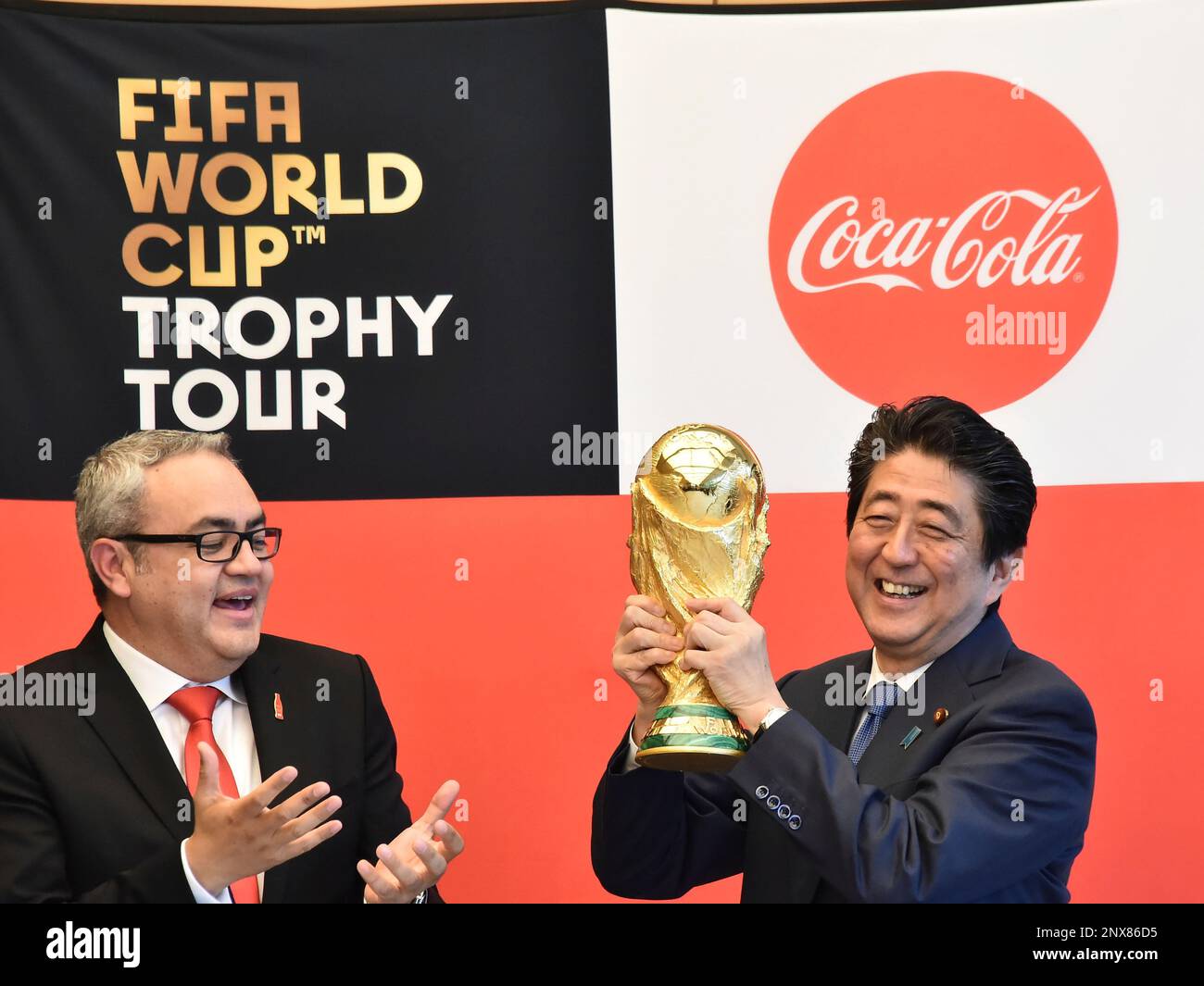 Jorge Garduño( L), President of The Coca-Cola Company Japan, and Japan ...