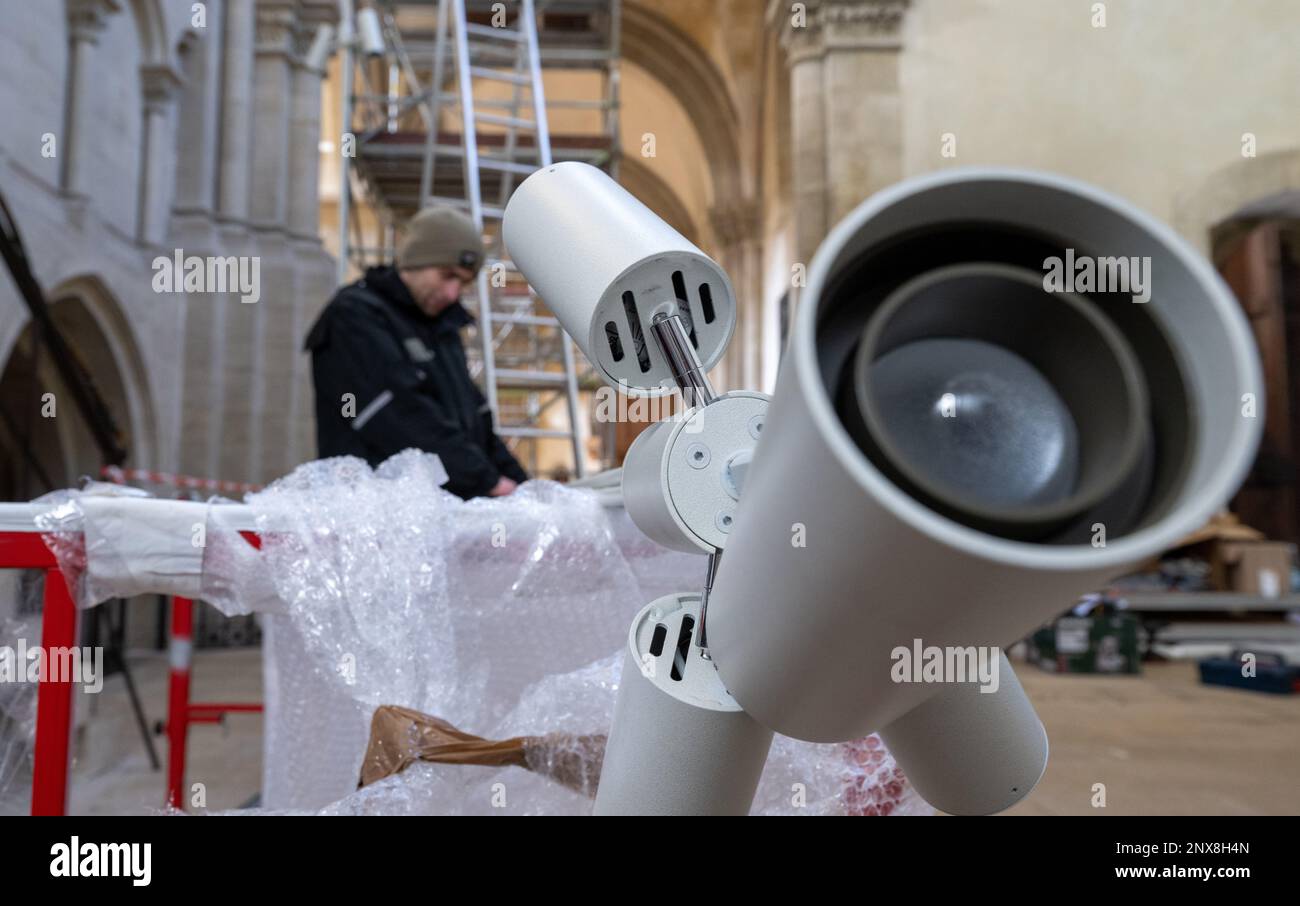 01 March 2023, Saxony-Anhalt, Naumburg (Saale): Lighting technicians are pre-installing a new ...