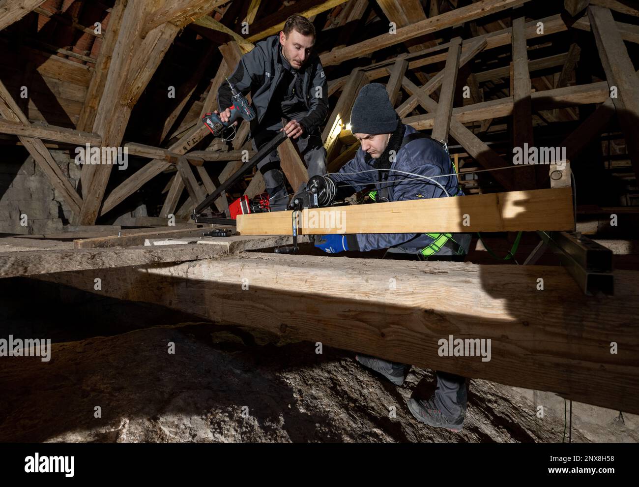 01 March 2023, Saxony-Anhalt, Naumburg (Saale): Above the historic vault of the cathedral in ...