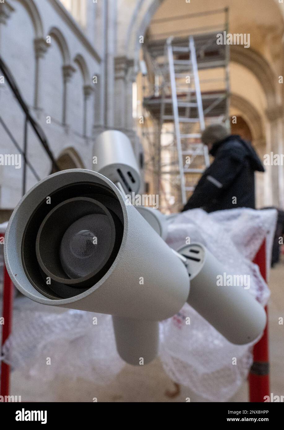 01 March 2023, Saxony-Anhalt, Naumburg (Saale): Lighting technicians are pre-installing a new ...