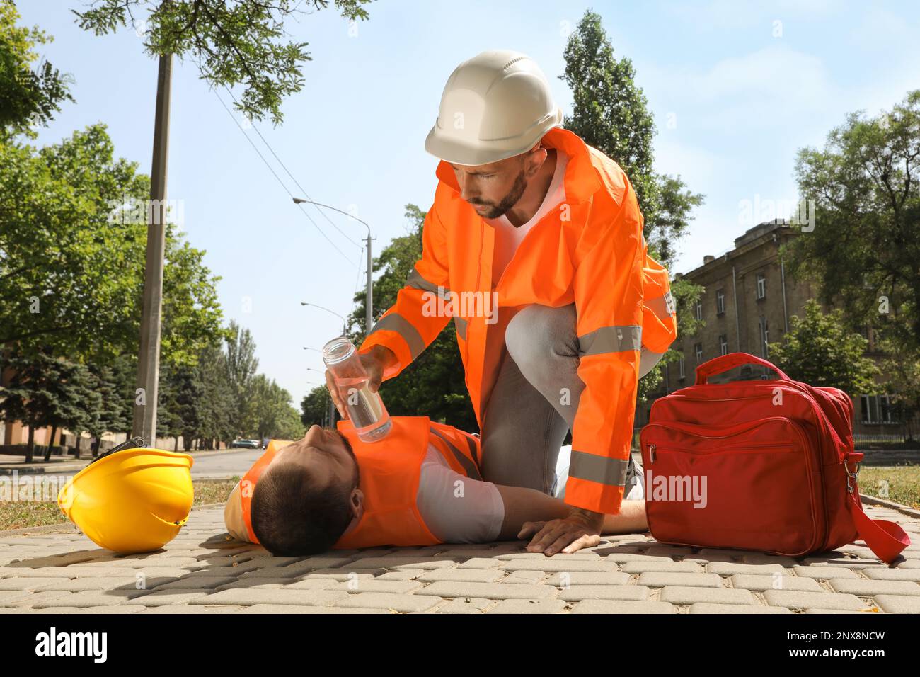 Heat stroke worker hi-res stock photography and images - Alamy