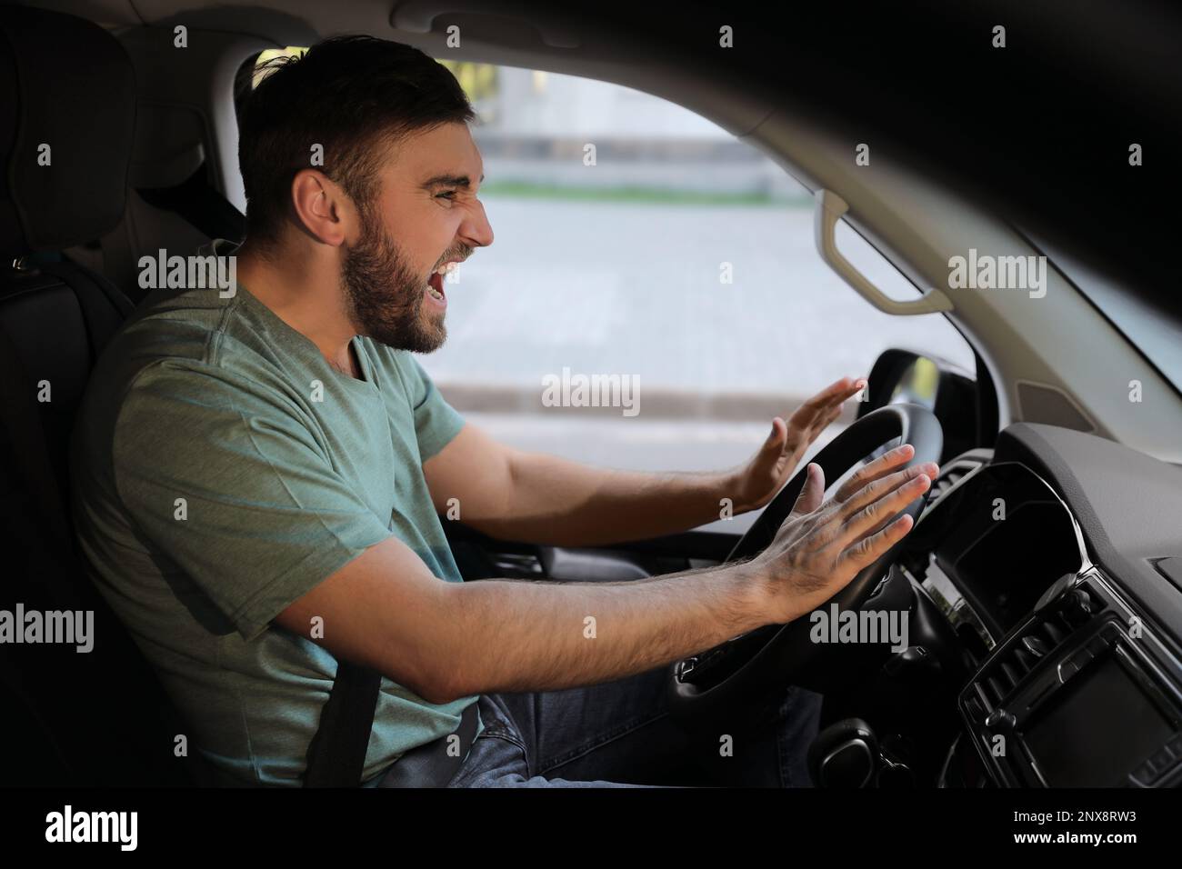 Emotional man in car. Aggressive driving behavior Stock Photo - Alamy