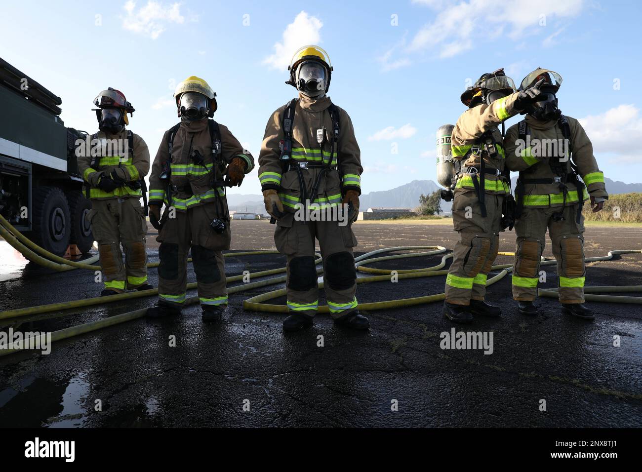 Hawaii Army National Guard Soldiers assigned to 297th Engineer ...