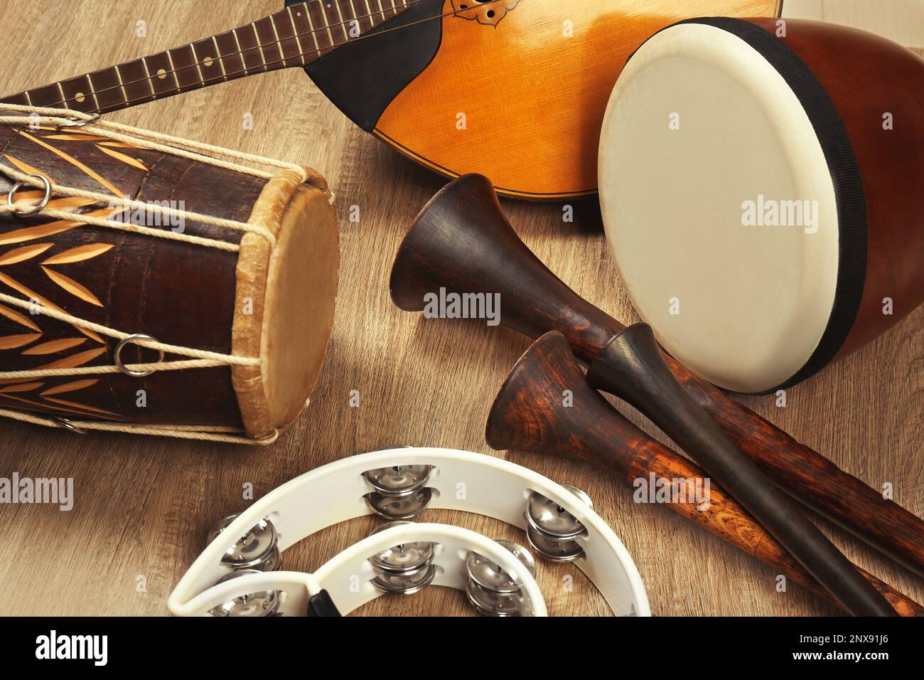 Vintage musical instruments hi-res stock photography and images - Alamy