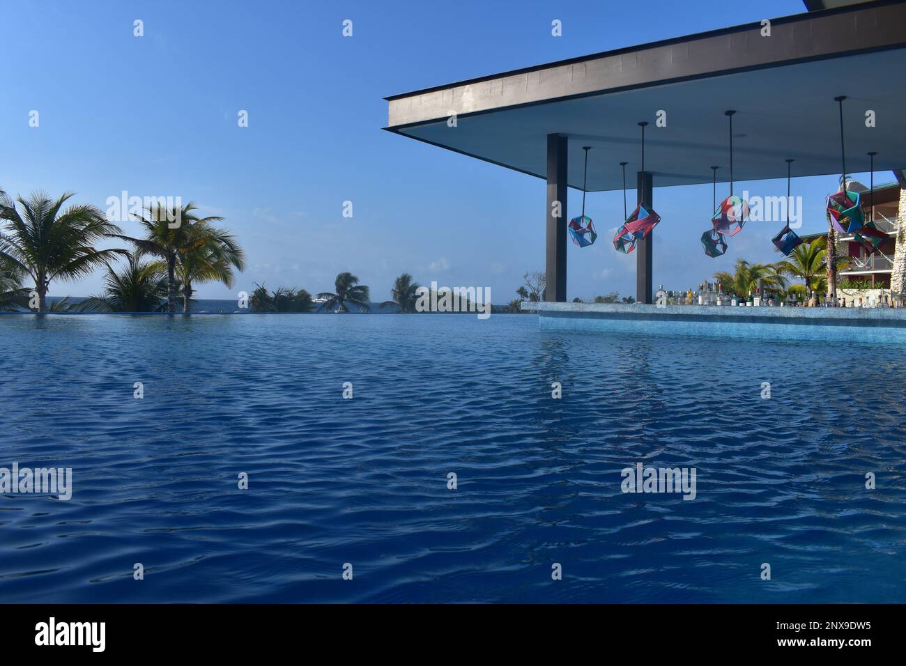 Infinity pool with swim up bar overlooking the ocean Stock Photo - Alamy