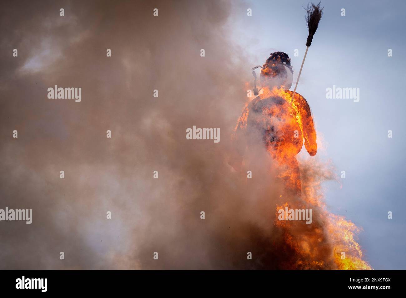 The head of the "Boeoegg" burns on the Sechselaeuten place in Zurich ...