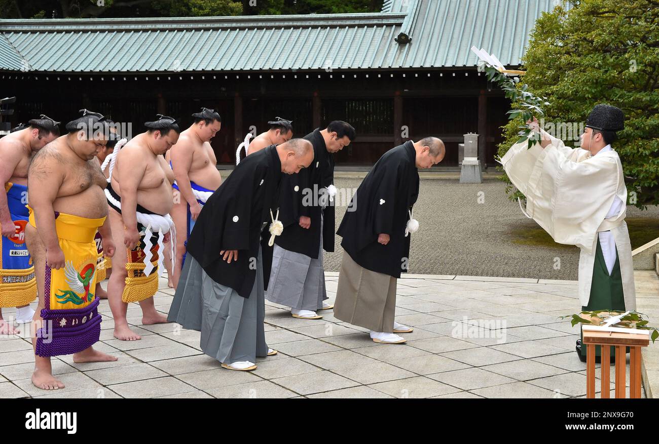 Mongolian yokozuna Hakuho (3rd from L), Japanese yokozuna Kisenosato ...