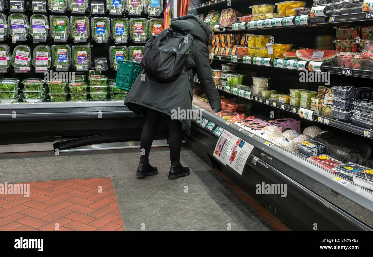 Shopping in a supermarket in New York on Thursday, February 23, 2023. (© Richard B. Levine Stock ...