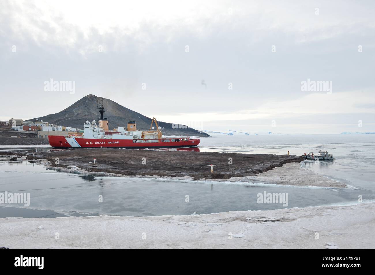 The heavy ice breaker USCGC Polar Star (WAGB 10) moves the ice pier at ...
