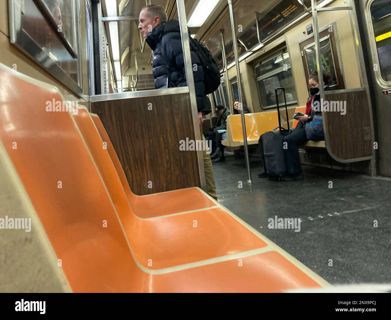 Nyc subway riders on platform hi-res stock photography and images - Alamy
