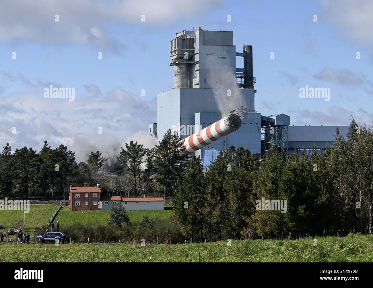 Blasting of the chimney of the Meirama thermal power plant, on March 1 ...
