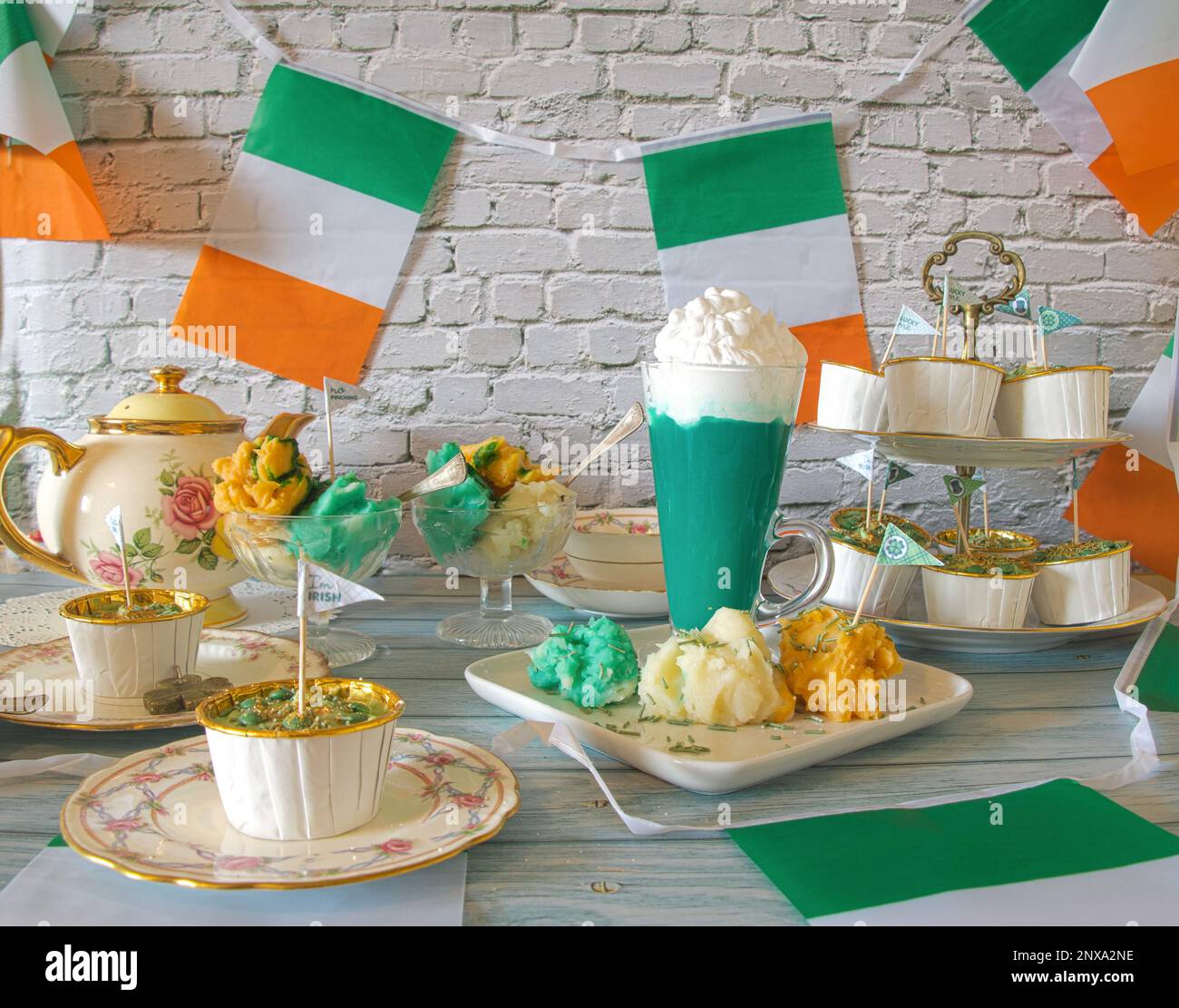 Saint patricks day leprechaun golden hi-res stock photography and ...