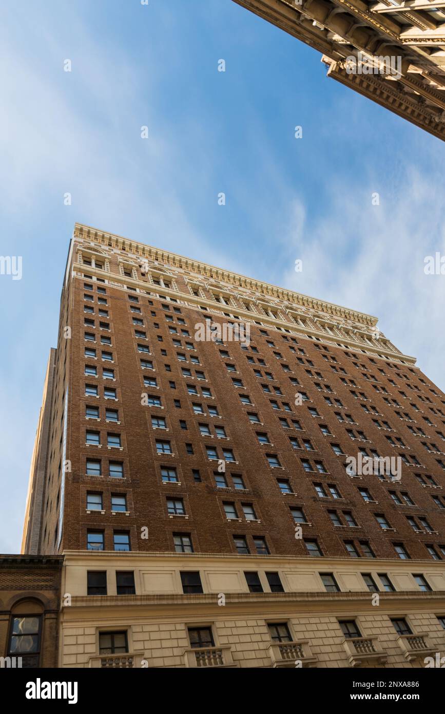 Skyscraper low angle view clouds hi-res stock photography and images ...