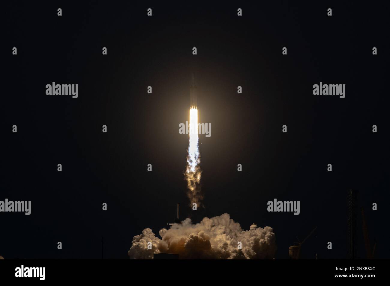 A SpaceX Falcon Heavy rocket carrying the U.S. Space Force 67 payload ...