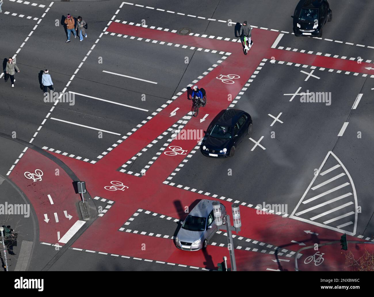 01 March 2023, Hesse, Frankfurt/Main: Red bike lanes, white lane ...
