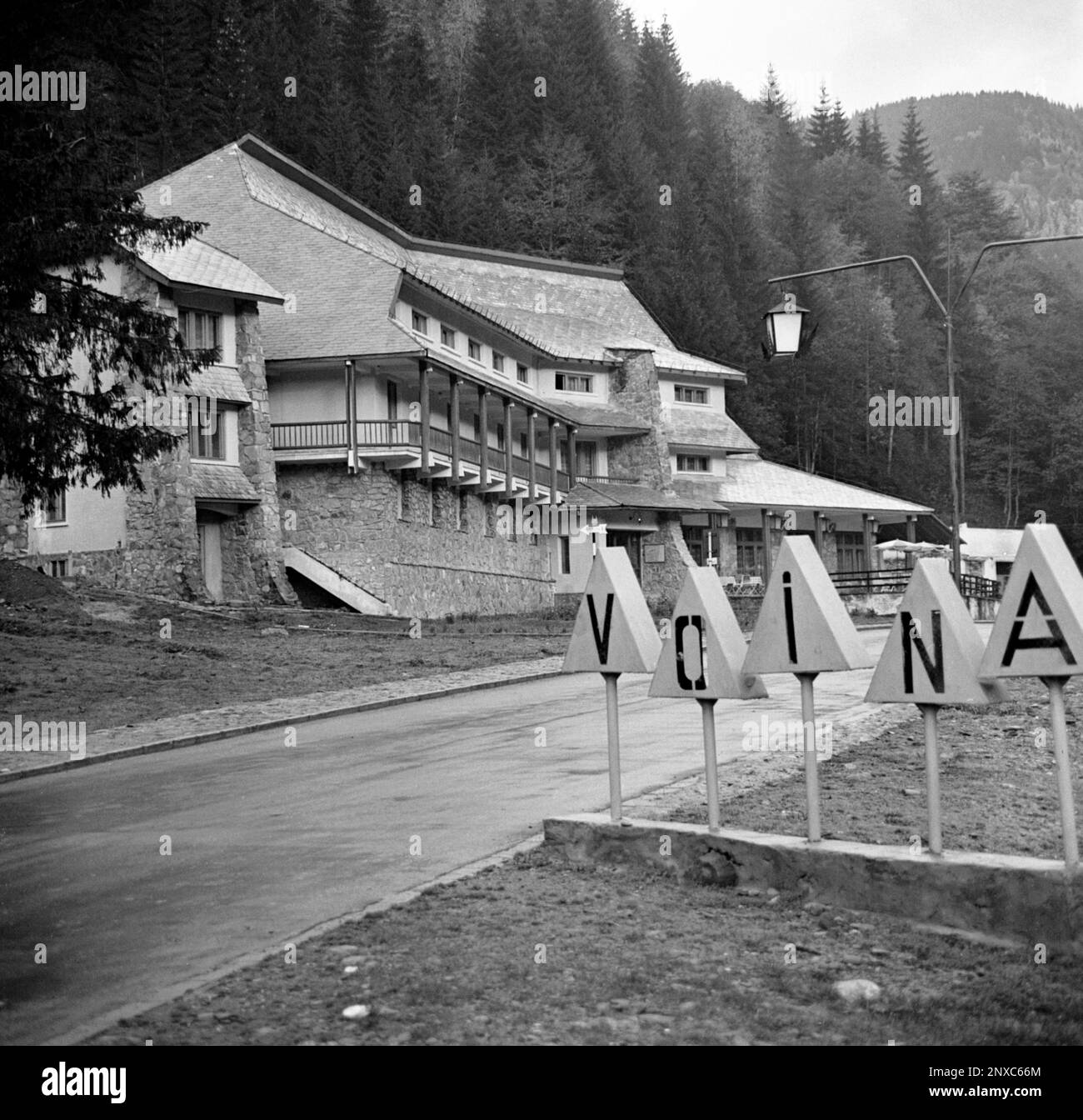 Building chalet Black and White Stock Photos & Images - Alamy