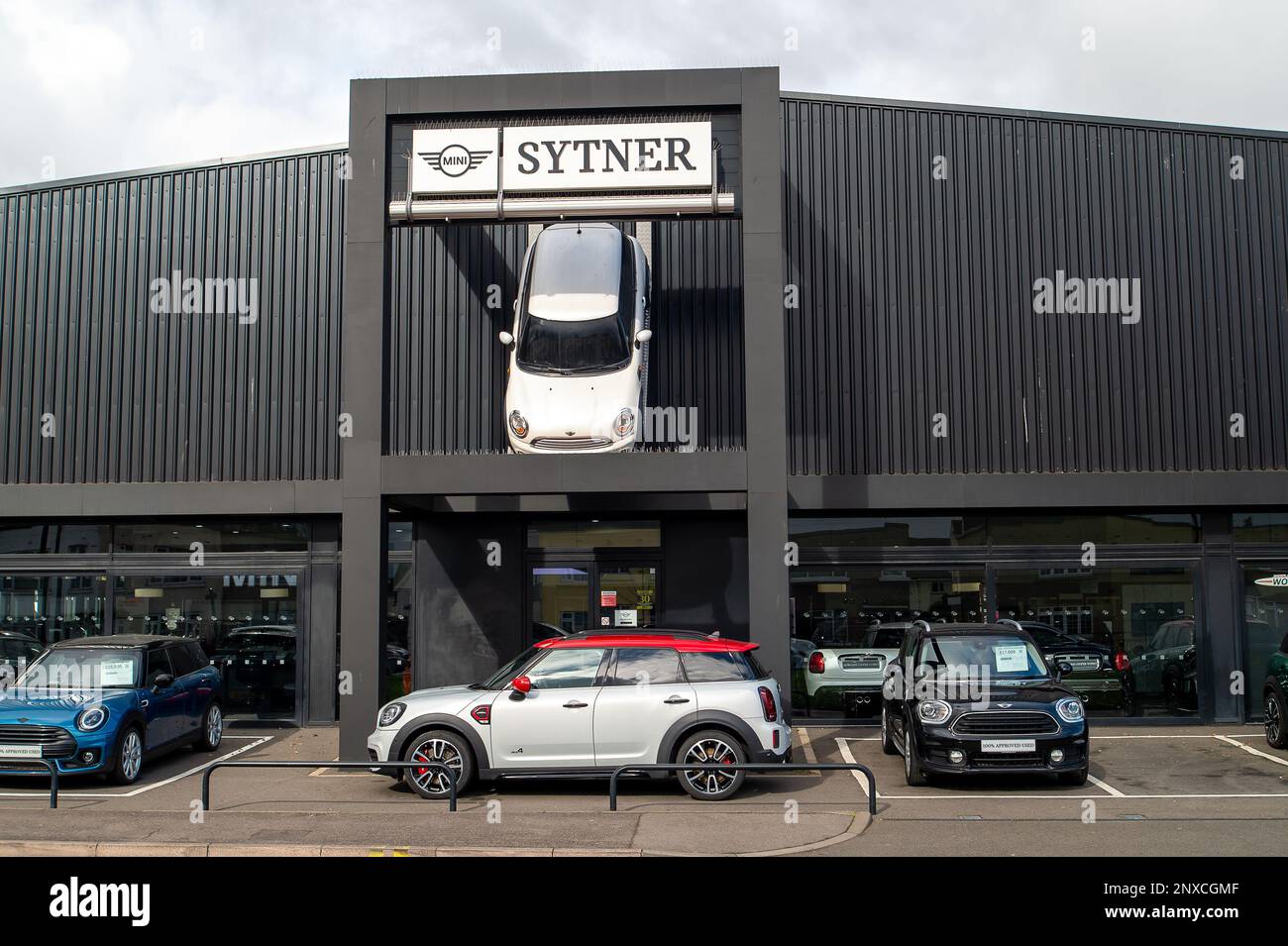 Car showrooms hi-res stock photography and images - Alamy