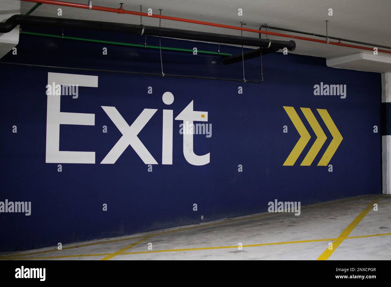 Underground parking signs hi-res stock photography and images - Alamy