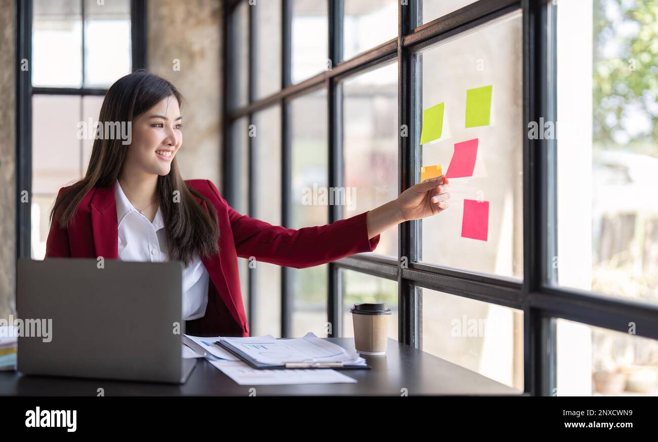 Sticky note paper reminder schedule board, Business woman accountant ...