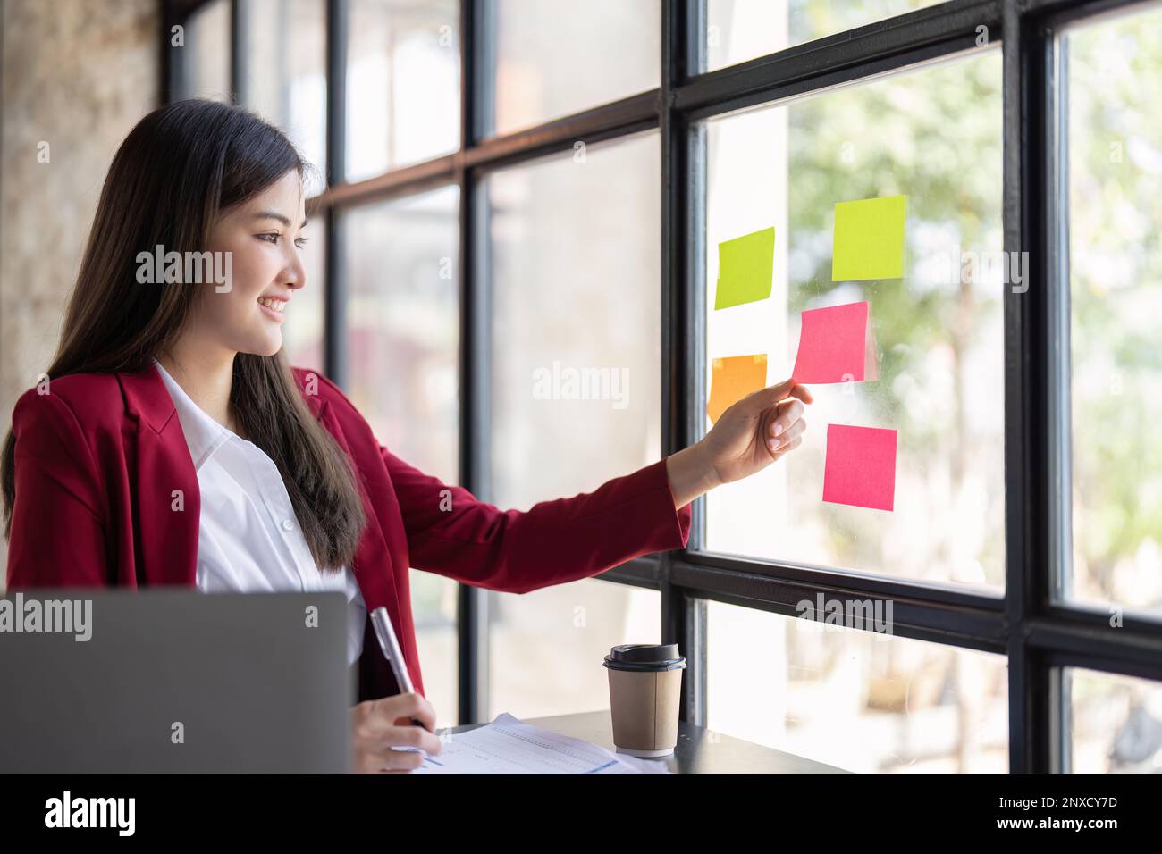 Sticky note paper reminder schedule board, Business woman accountant ...