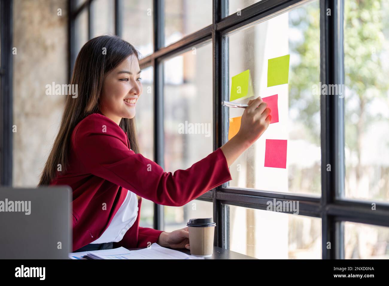 Sticky note paper reminder schedule board, Business woman accountant ...