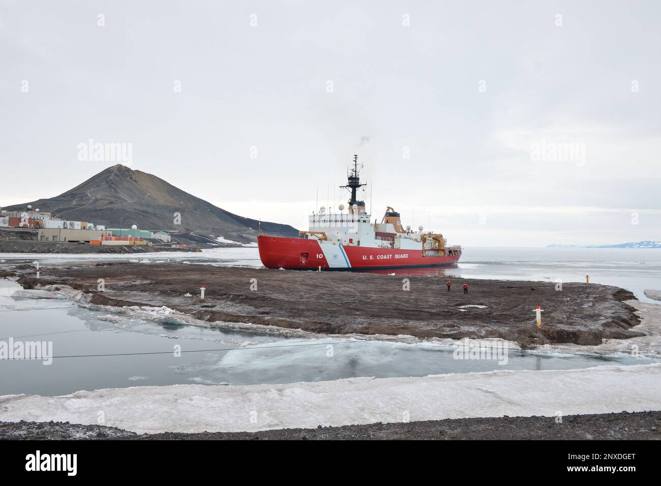 The heavy ice breaker USCGC Polar Star (WAGB 10) moves the ice pier at ...
