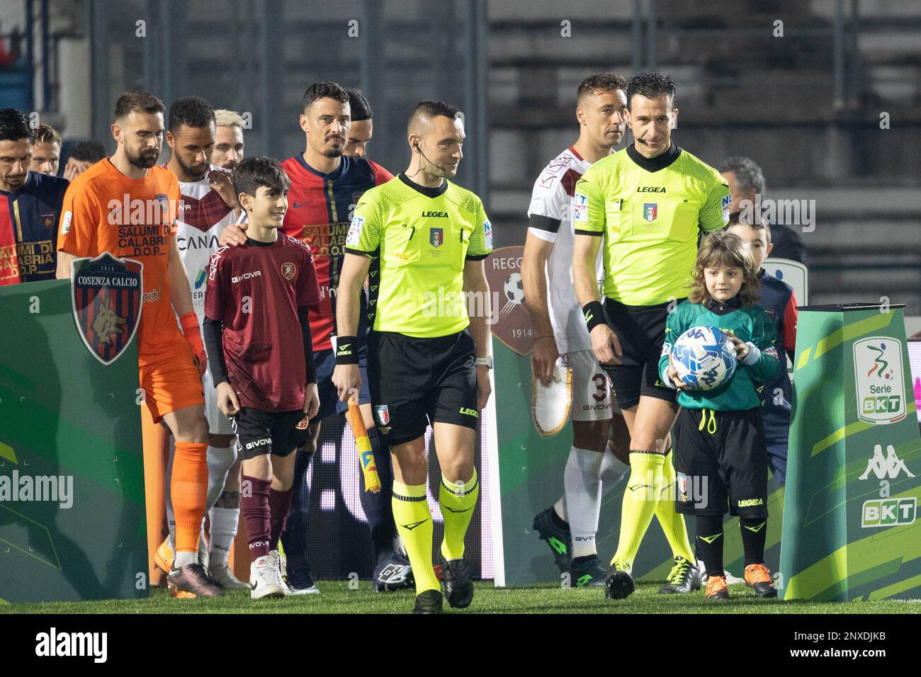 Cosenza, Italy. 28th Feb, 2023. Doveri Daniele refree during Cosenza ...
